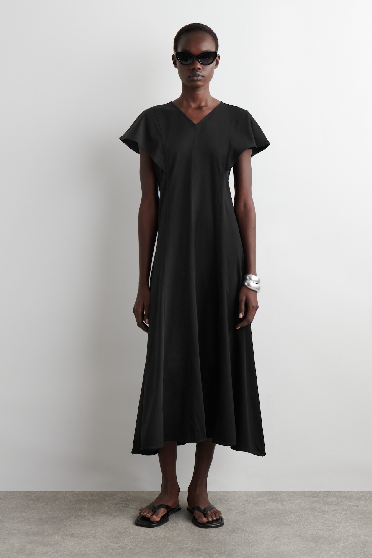 ROBE MIDI À MANCHES PÉTALES EN COTON - NOIR | COS