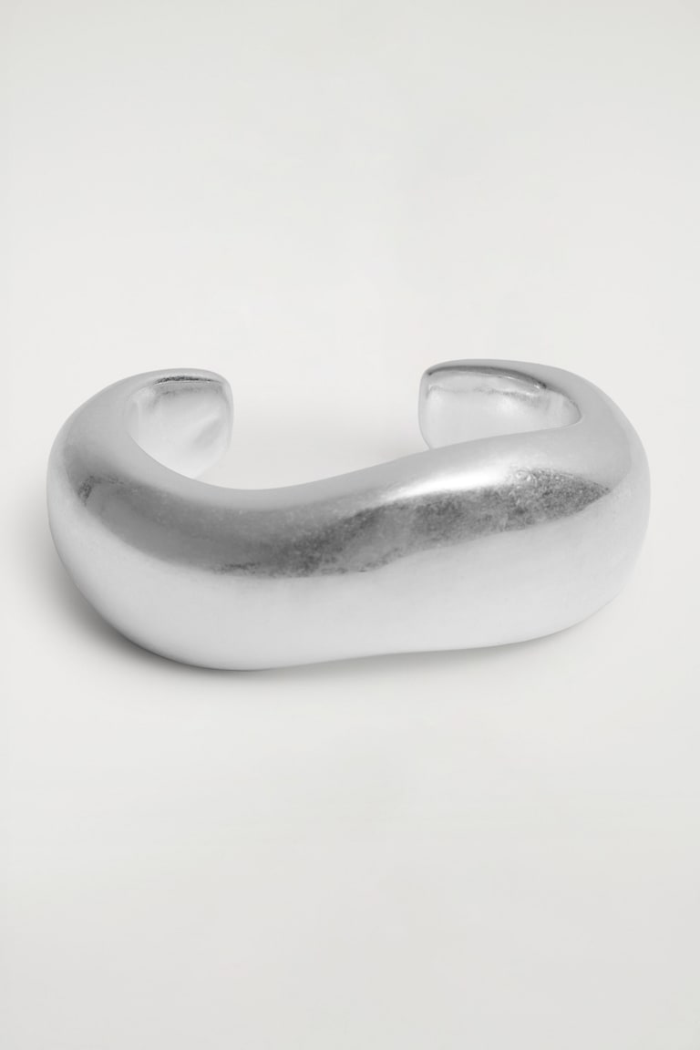CHUNKY CURVED BANGLE - SILVER | COS