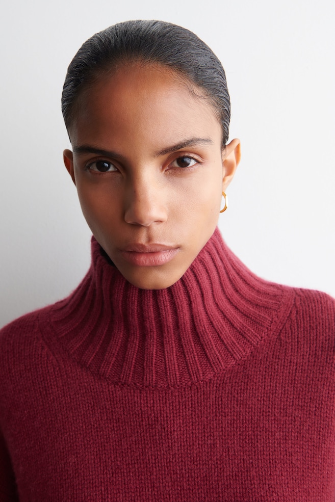 CHUNKY CASHMERE FUNNEL-NECK JUMPER - DARK RED | COS GB