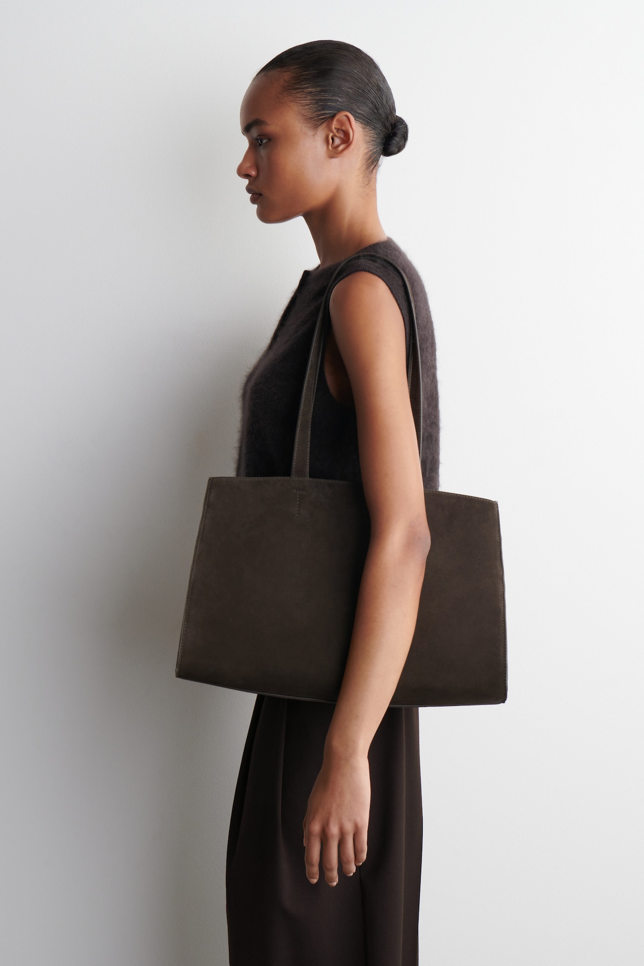GALLERY TOTE BAG – VELOURSLEDER - DUNKELBRAUN | COS