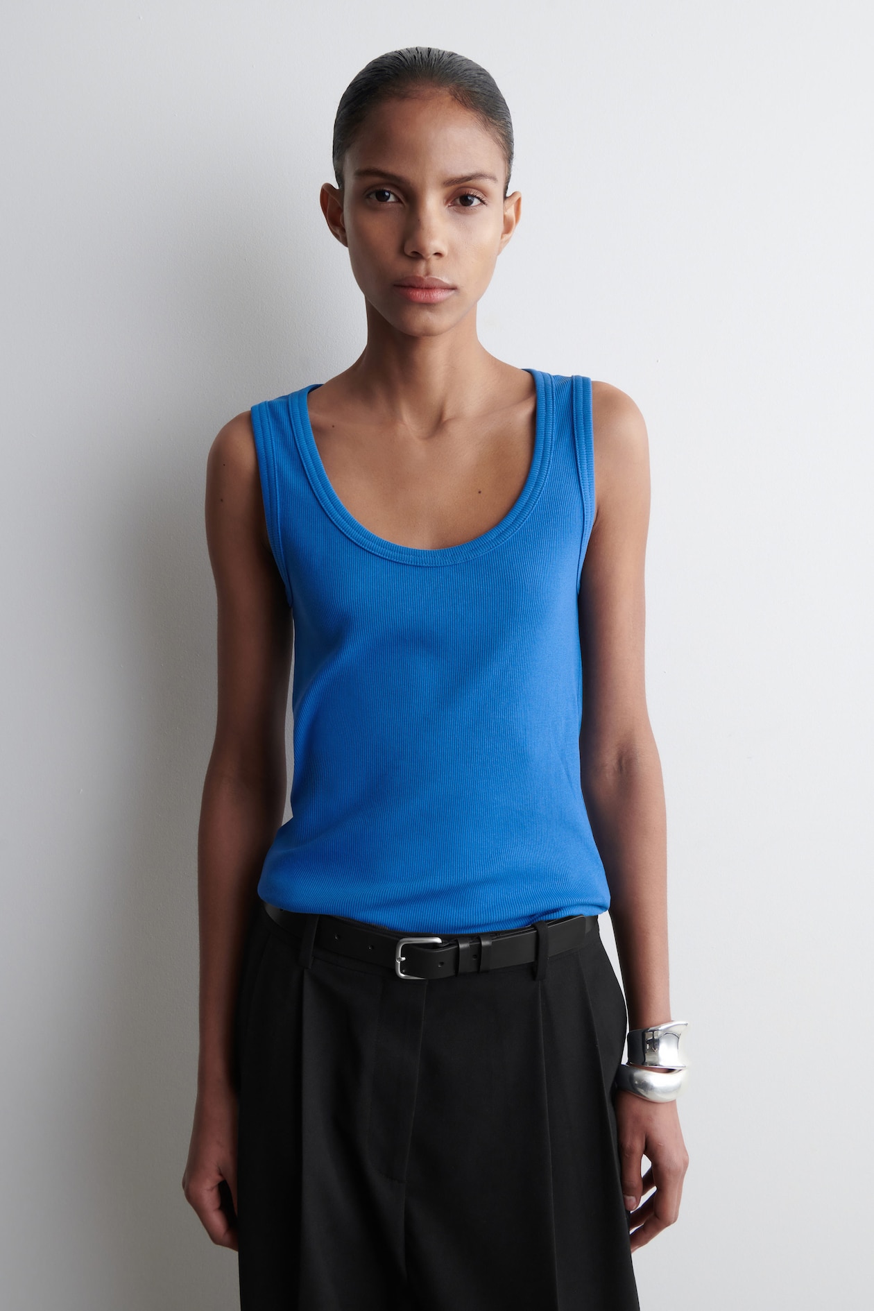 RIBBED SCOOP-NECK TANK TOP - BLUE | COS