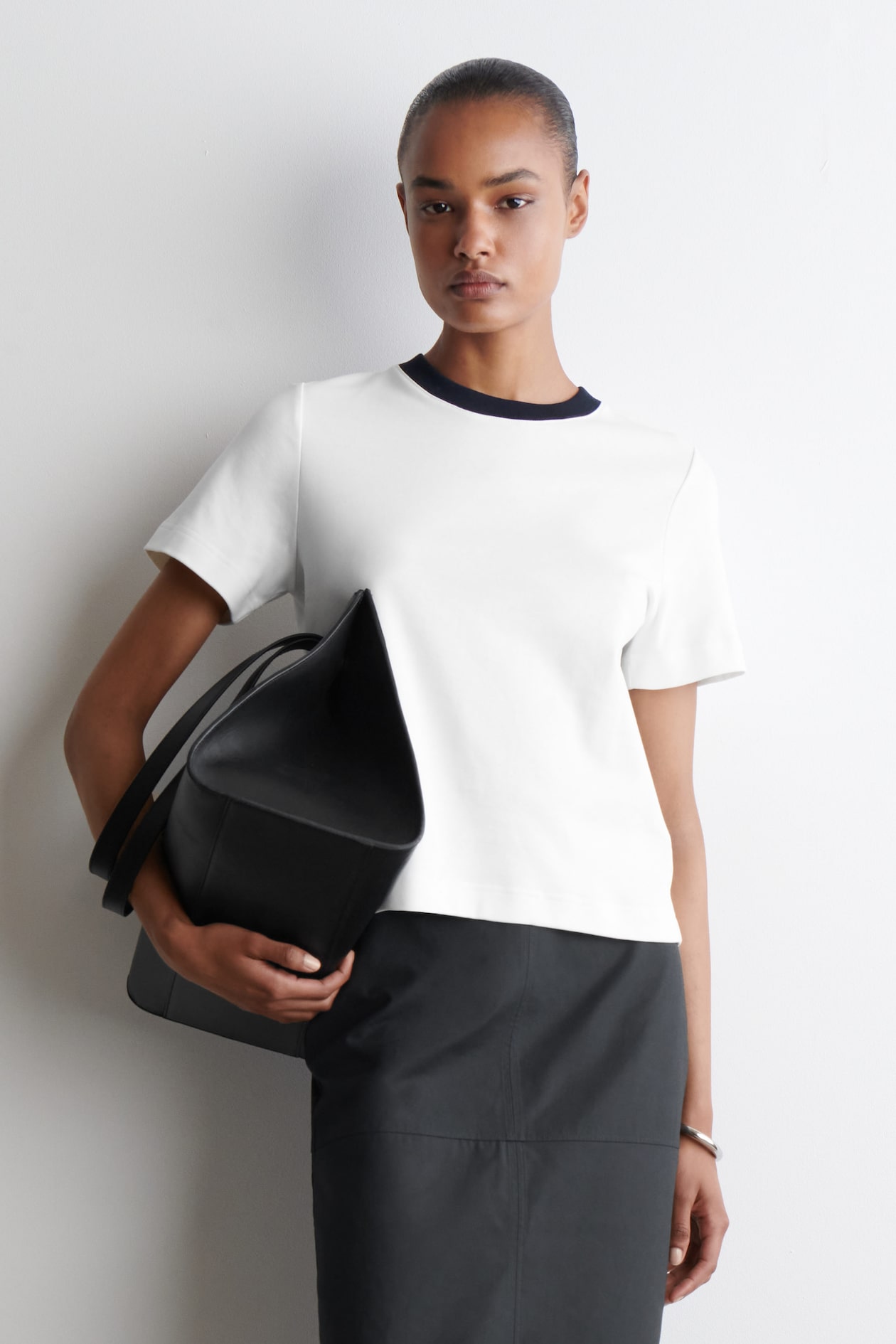CLEAN CUT REGULAR T-SHIRT - WHITE / BLACK | COS AU