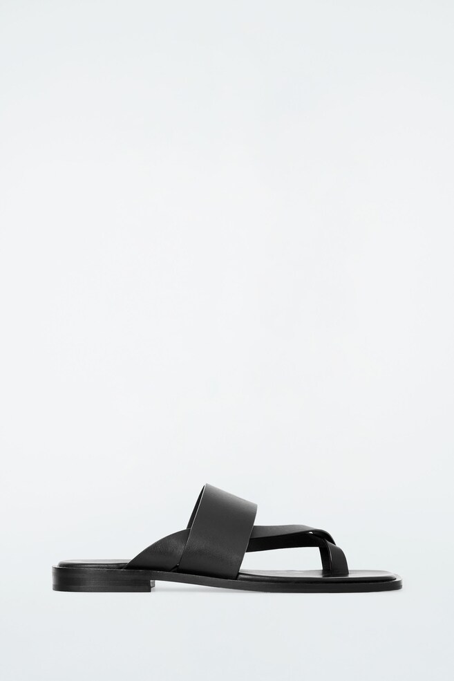 LEATHER TOE-THONG SANDALS - BLACK | COS AU