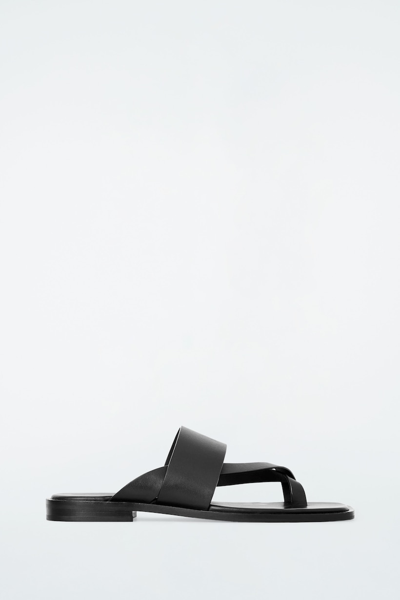 LEATHER TOE-THONG SANDALS - BLACK | COS AU