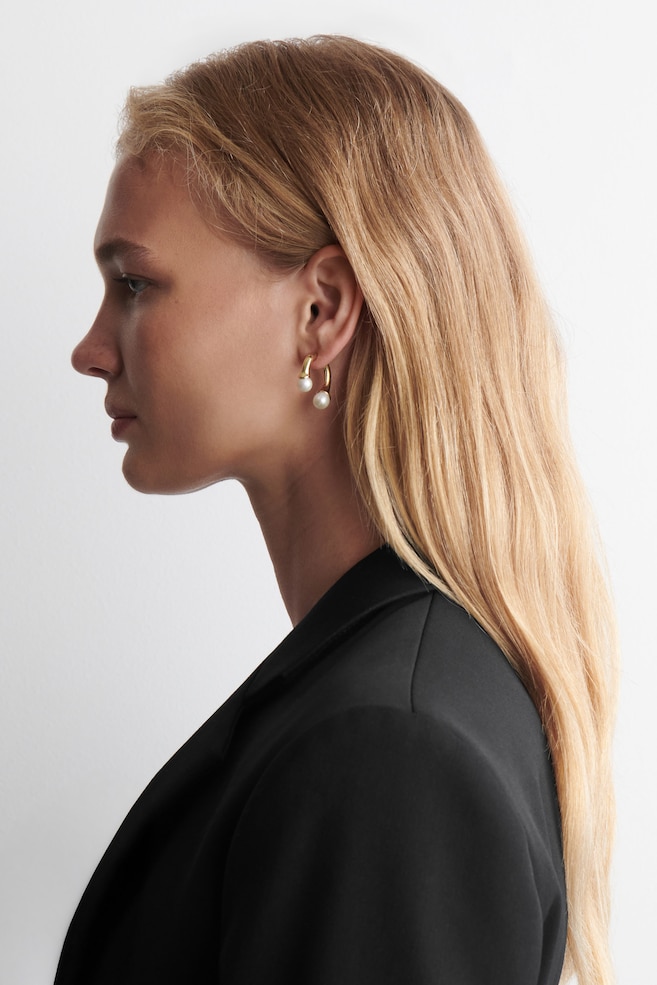 ARCHED FRESHWATER PEARL EARRINGS - GOLD | COS