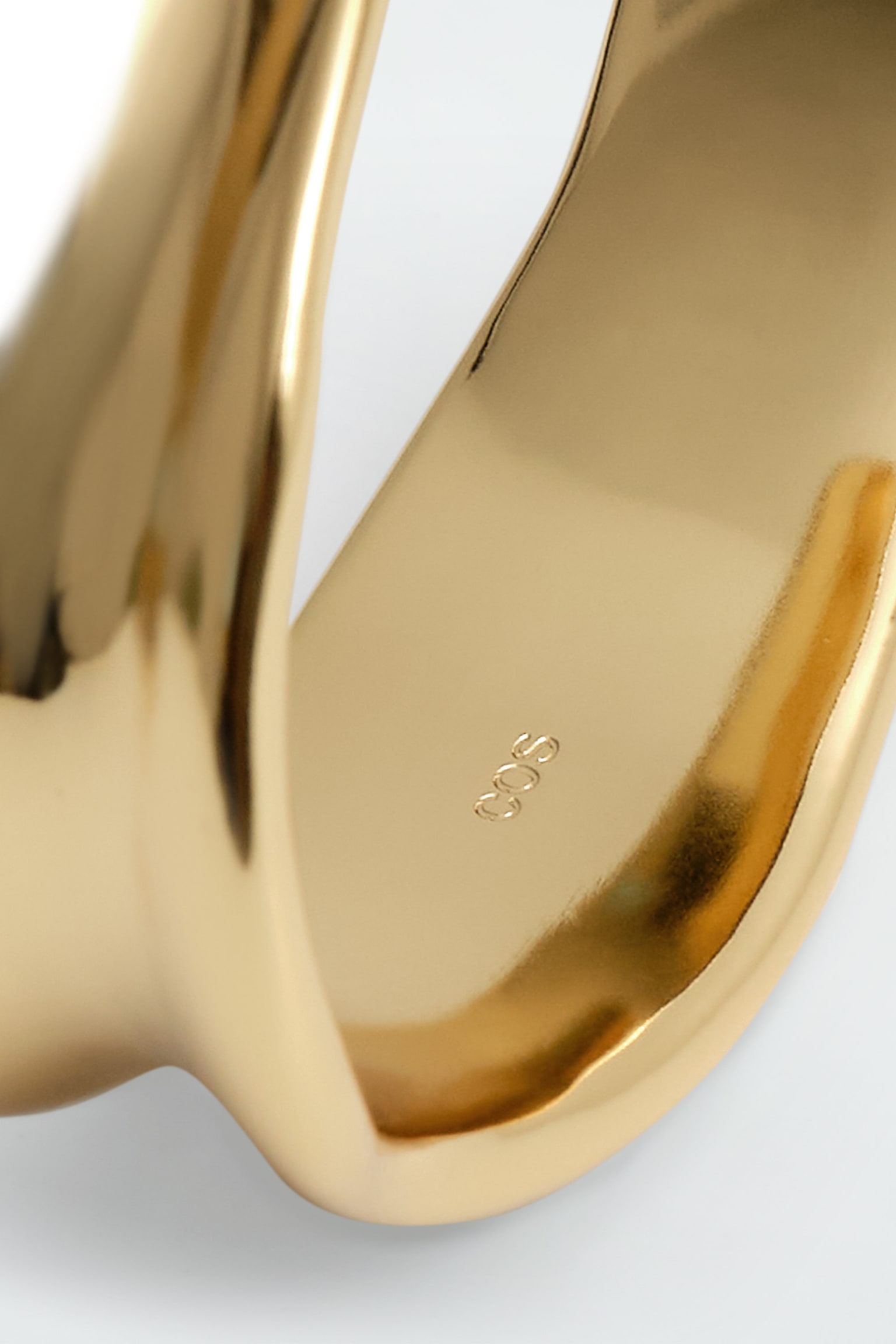 SLIM SCULPTED CUFF - GOLD | COS GB