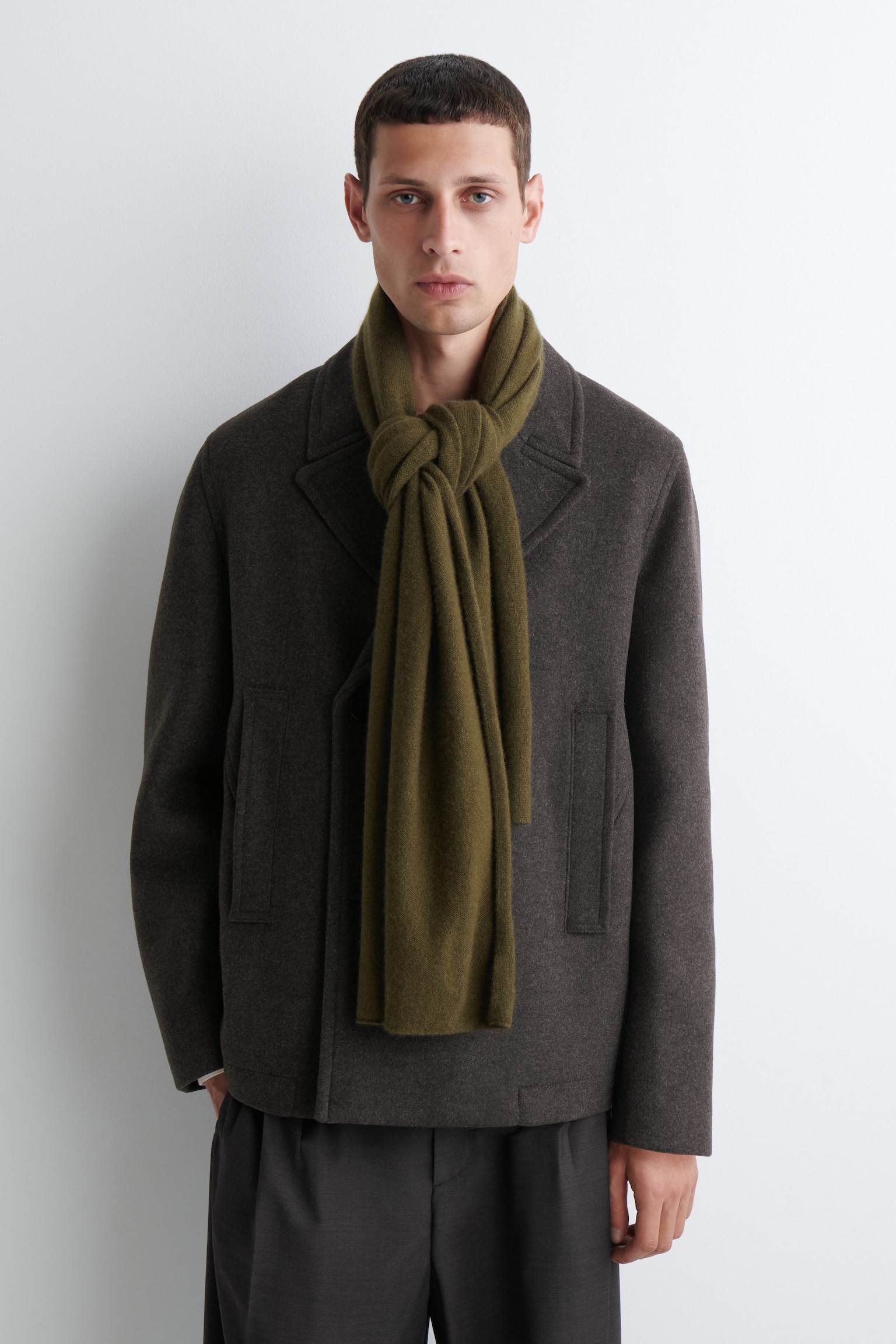 ÉCHARPE EN CACHEMIRE - VERT OLIVE | COS FR