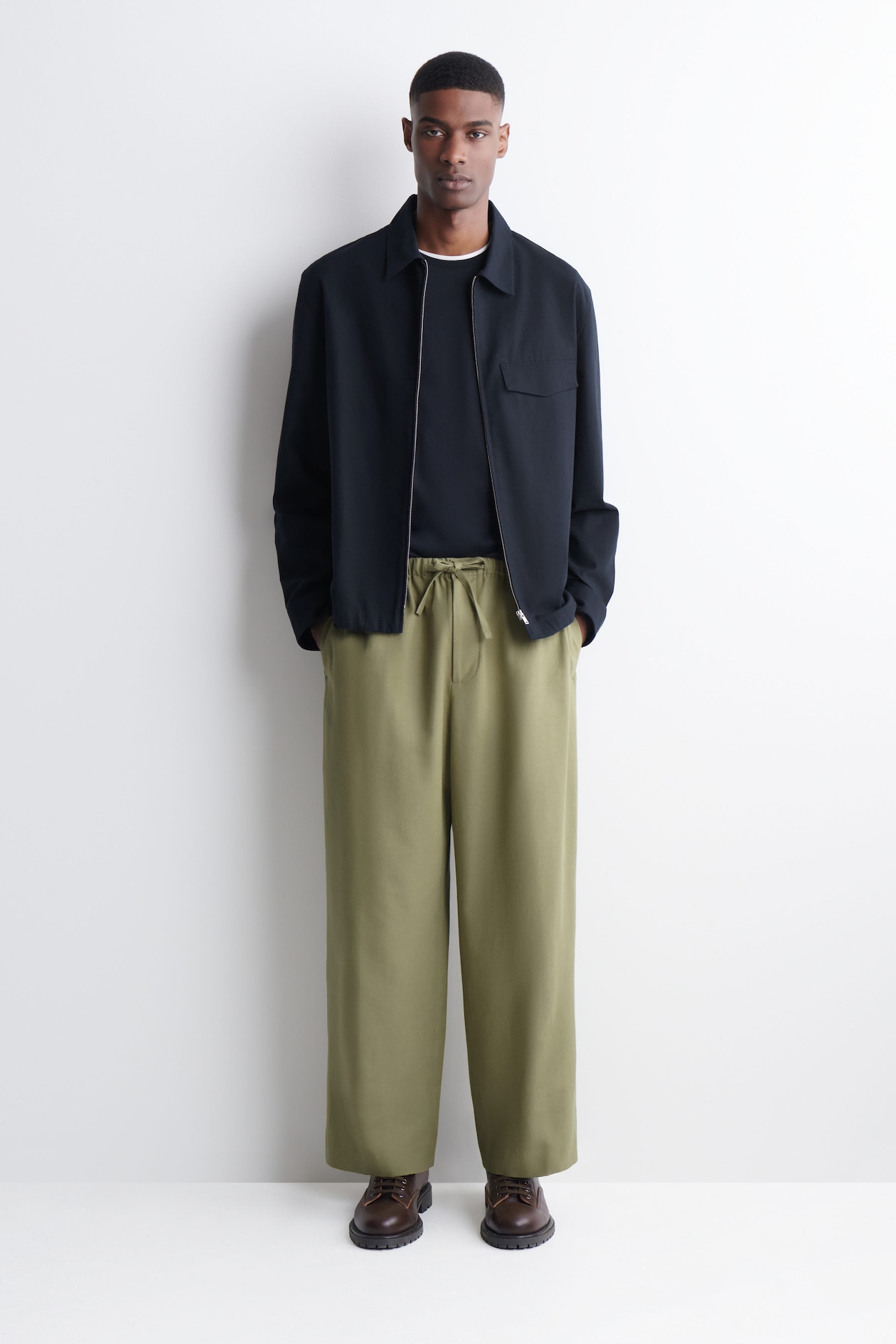 PANTALON BARREL TAILLE AJUSTABLE - KAKI | COS FR