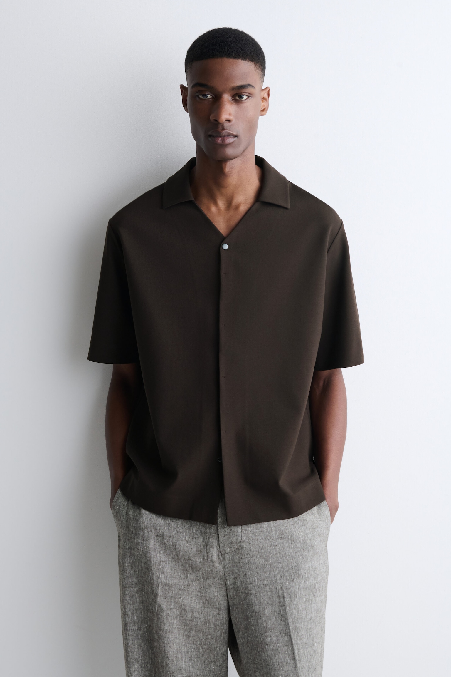 MILANO-JERSEY SHORT-SLEEVED SHIRT - BROWN | COS GB