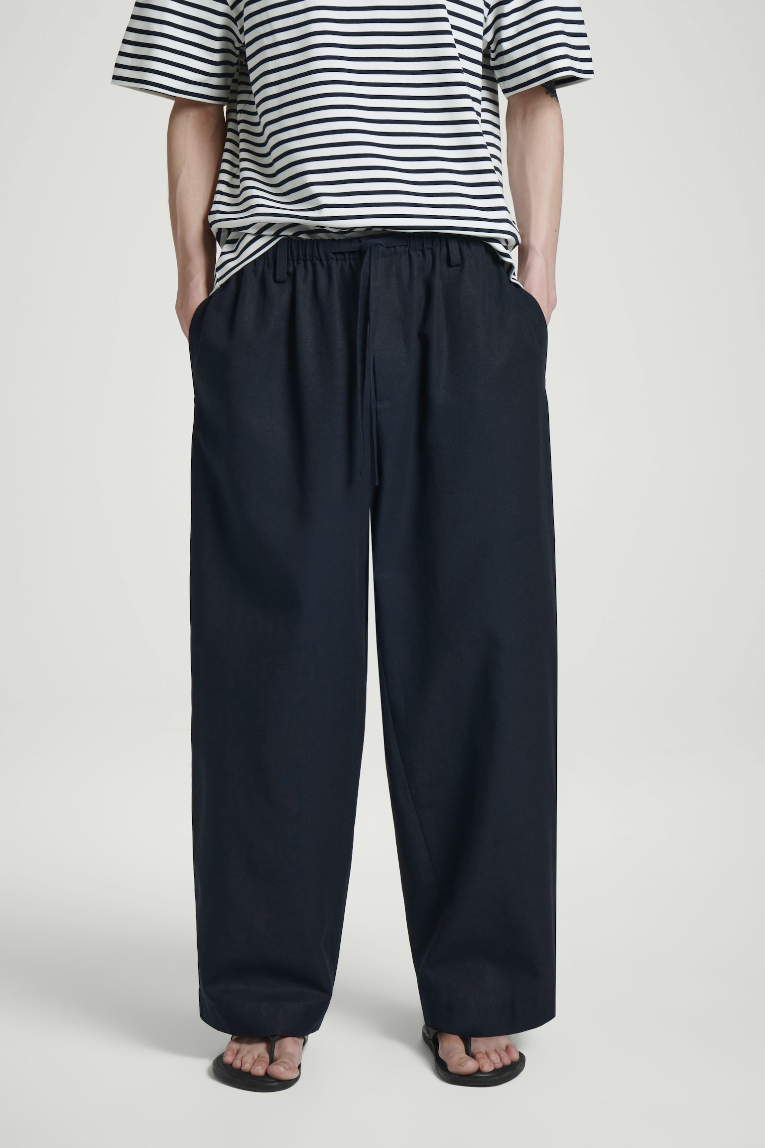 BARREL-LEG DRAWSTRING TROUSERS - NAVY | COS