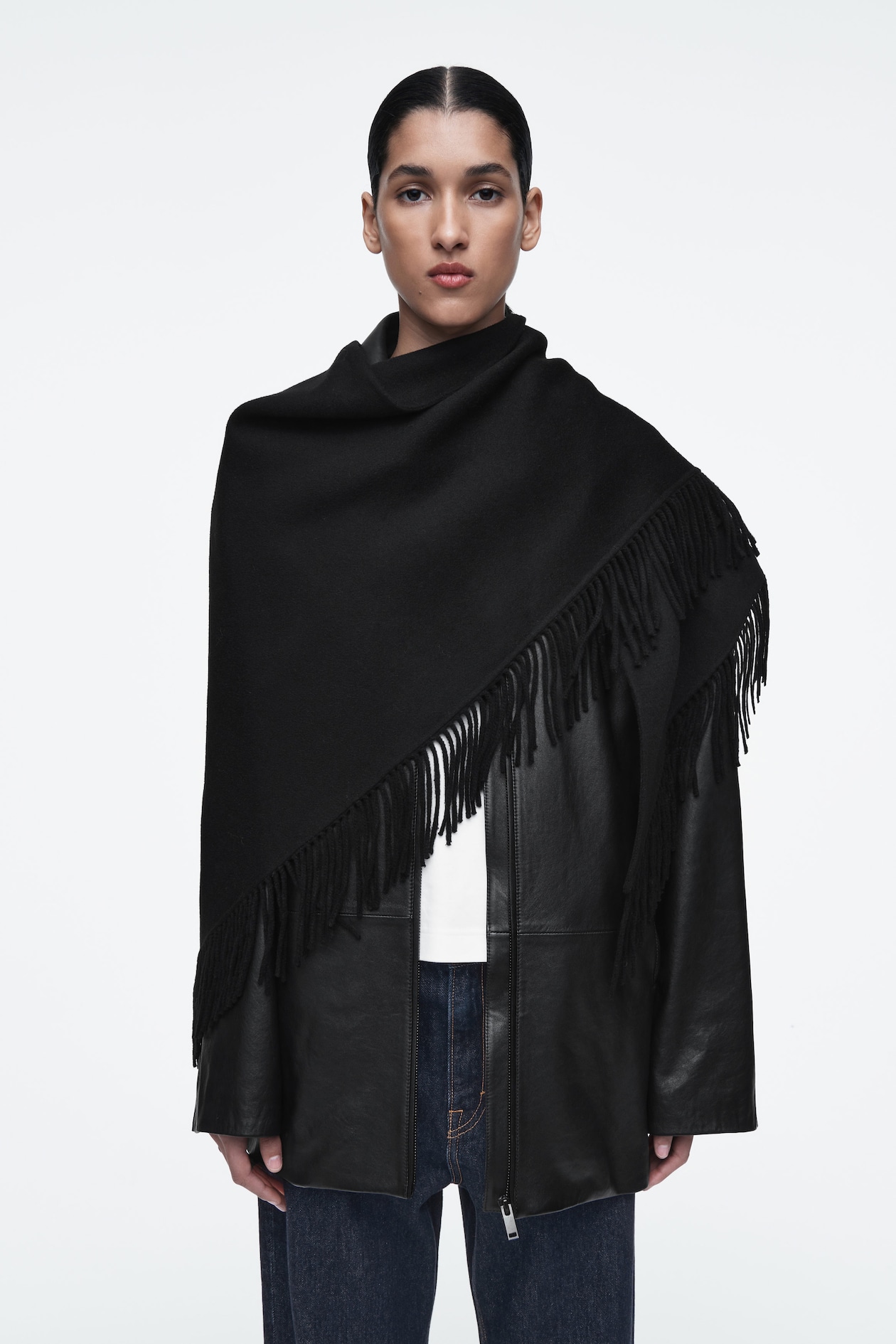FRINGED MERINO WOOL TRIANGLE SCARF - BLACK | COS
