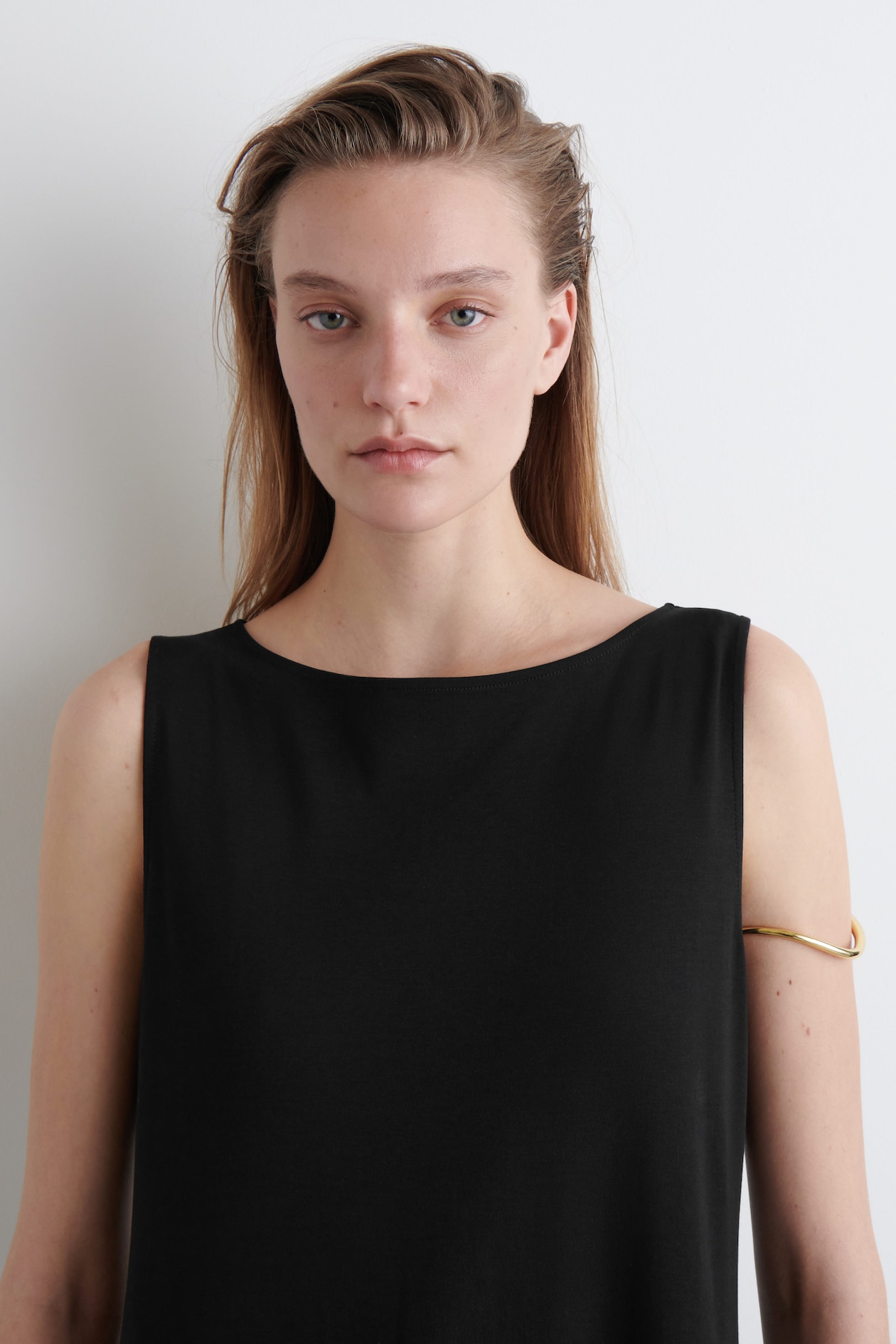 CURVED ARM CUFF - GOLD | COS