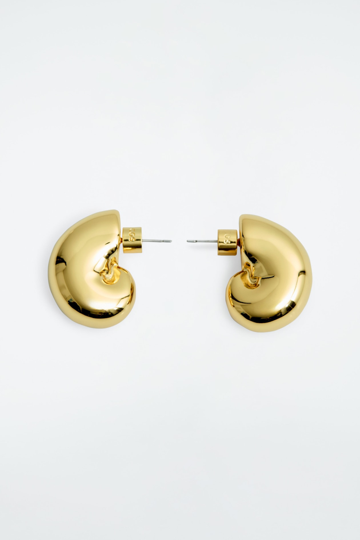 CHUNKY SEASHELL-SHAPED EARRINGS - GOLD | COS