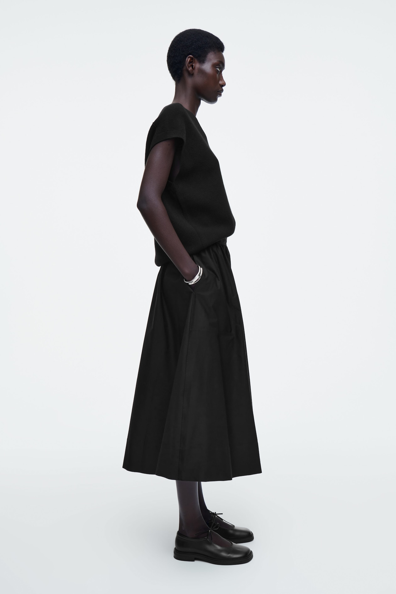 GONNA MIDI ELASTICIZZATA - NERO | COS