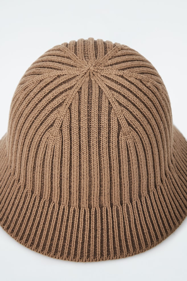RIBBED-KNIT BUCKET HAT - BEIGE | COS