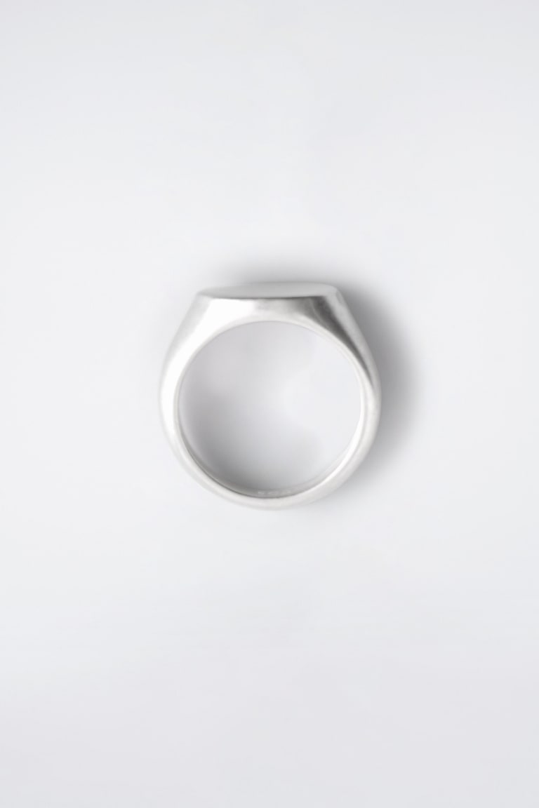 CLASSIC SIGNET RING - SILVER | COS