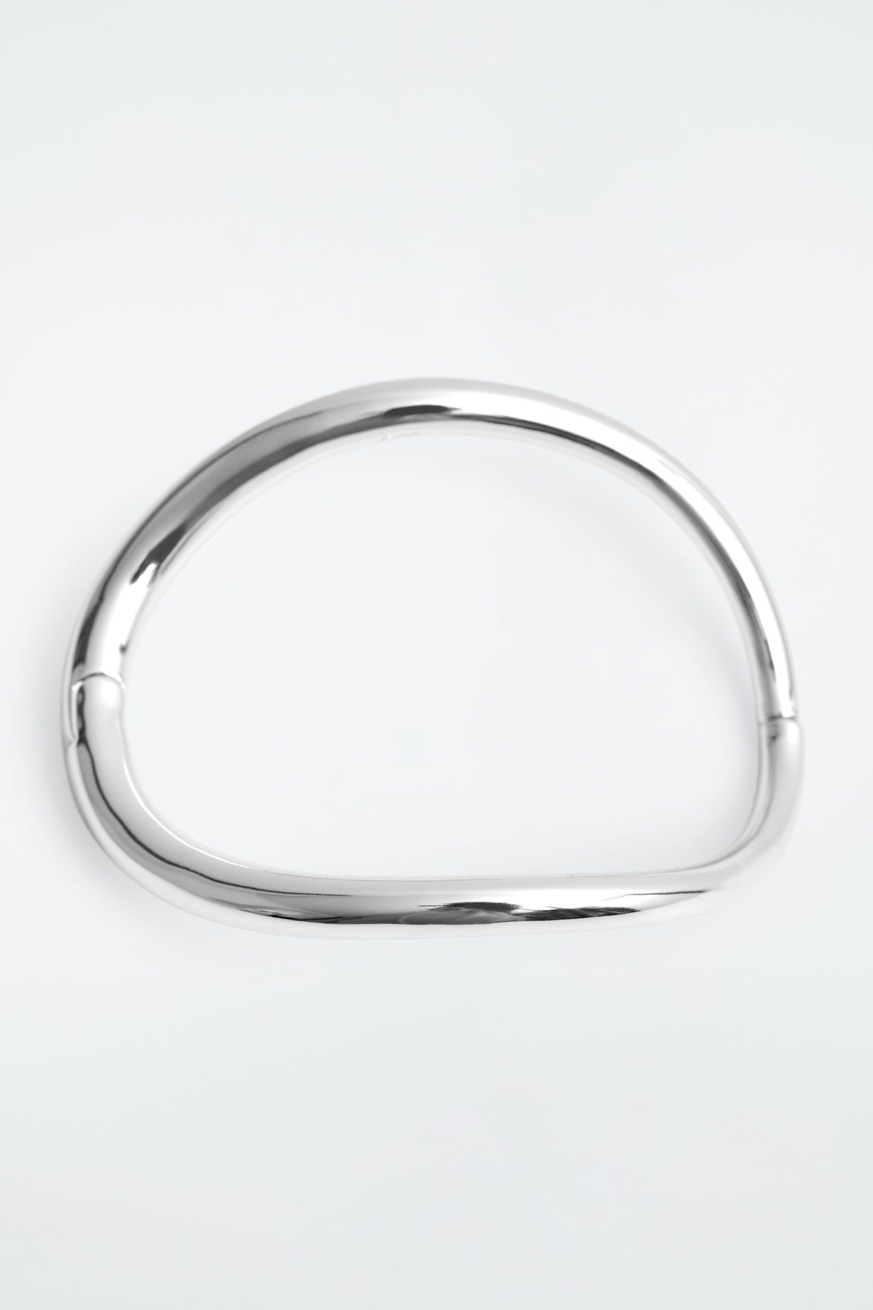 CURVED HINGED BANGLE - SILVER | COS