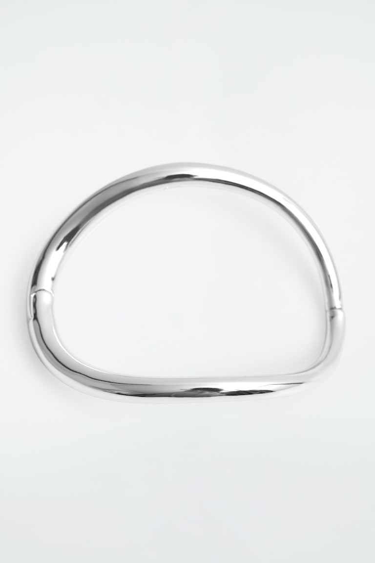 CURVED HINGED BANGLE - SILVER | COS