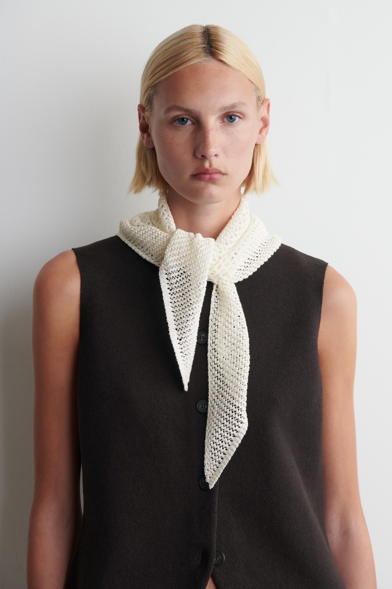 POINTELLE-KNIT TRIANGLE SCARF - WHITE | COS US