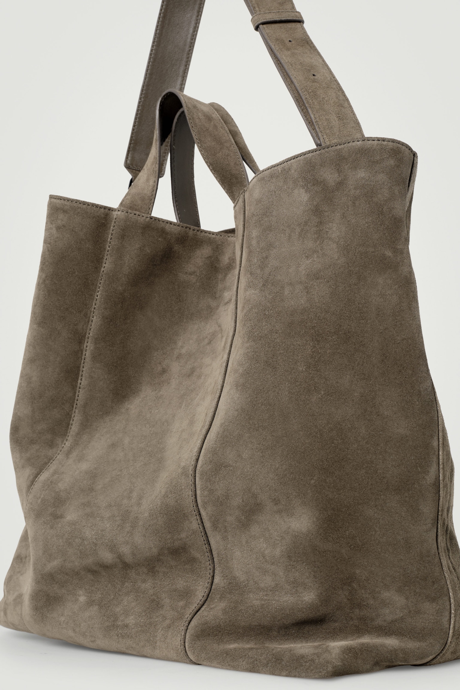 CONVERTIBLE TOTE BAG - SUEDE - KHAKI | COS AU