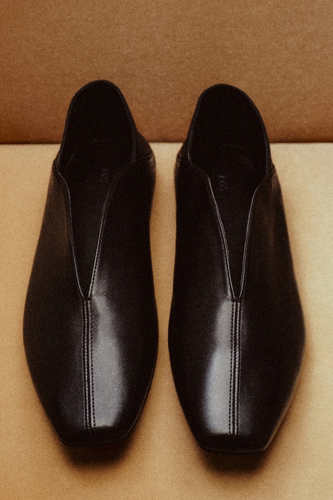 MULES EN CUIR - NOIR | COS