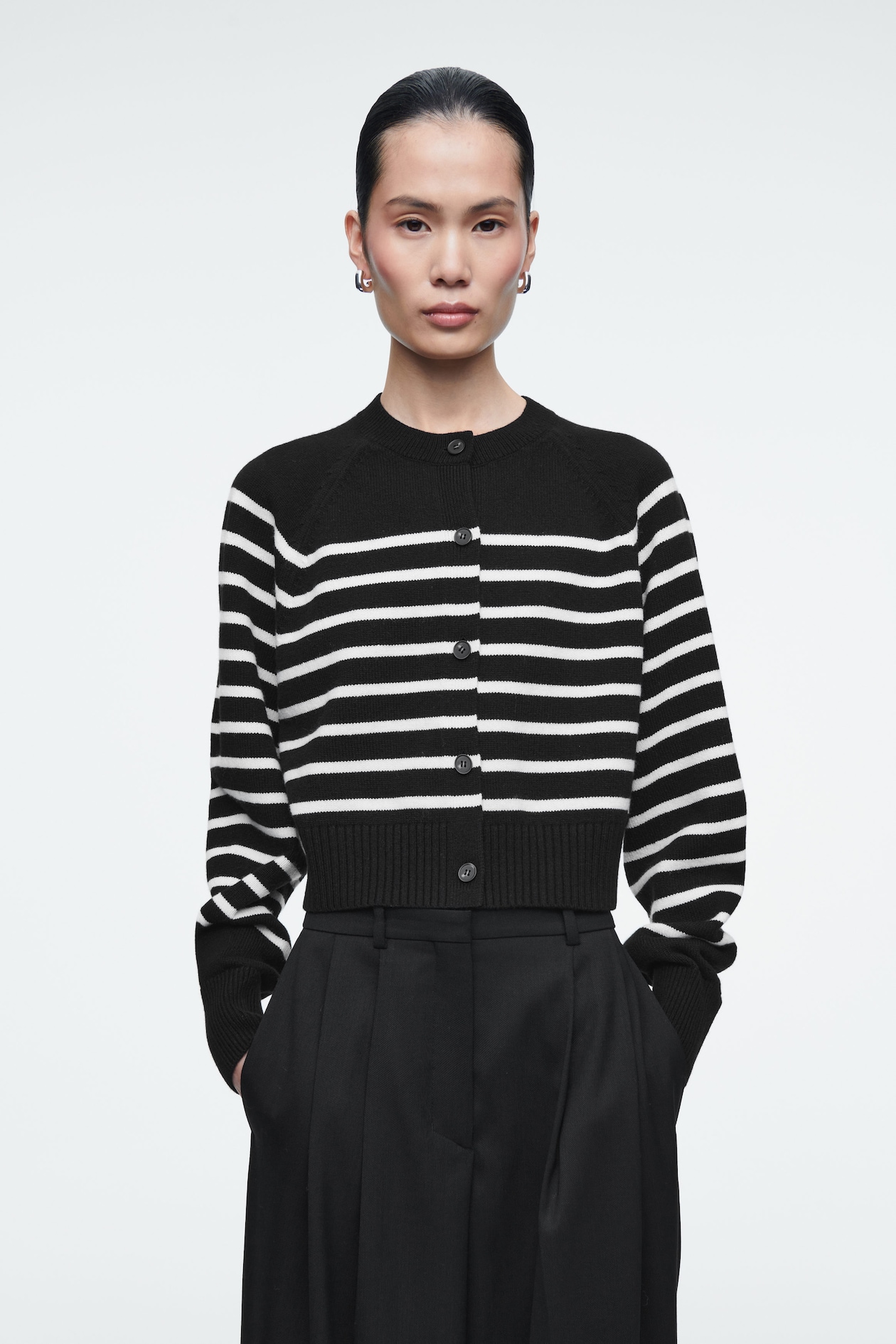 CROPPED WOOL CARDIGAN - BLACK / WHITE / STRIPED | COS