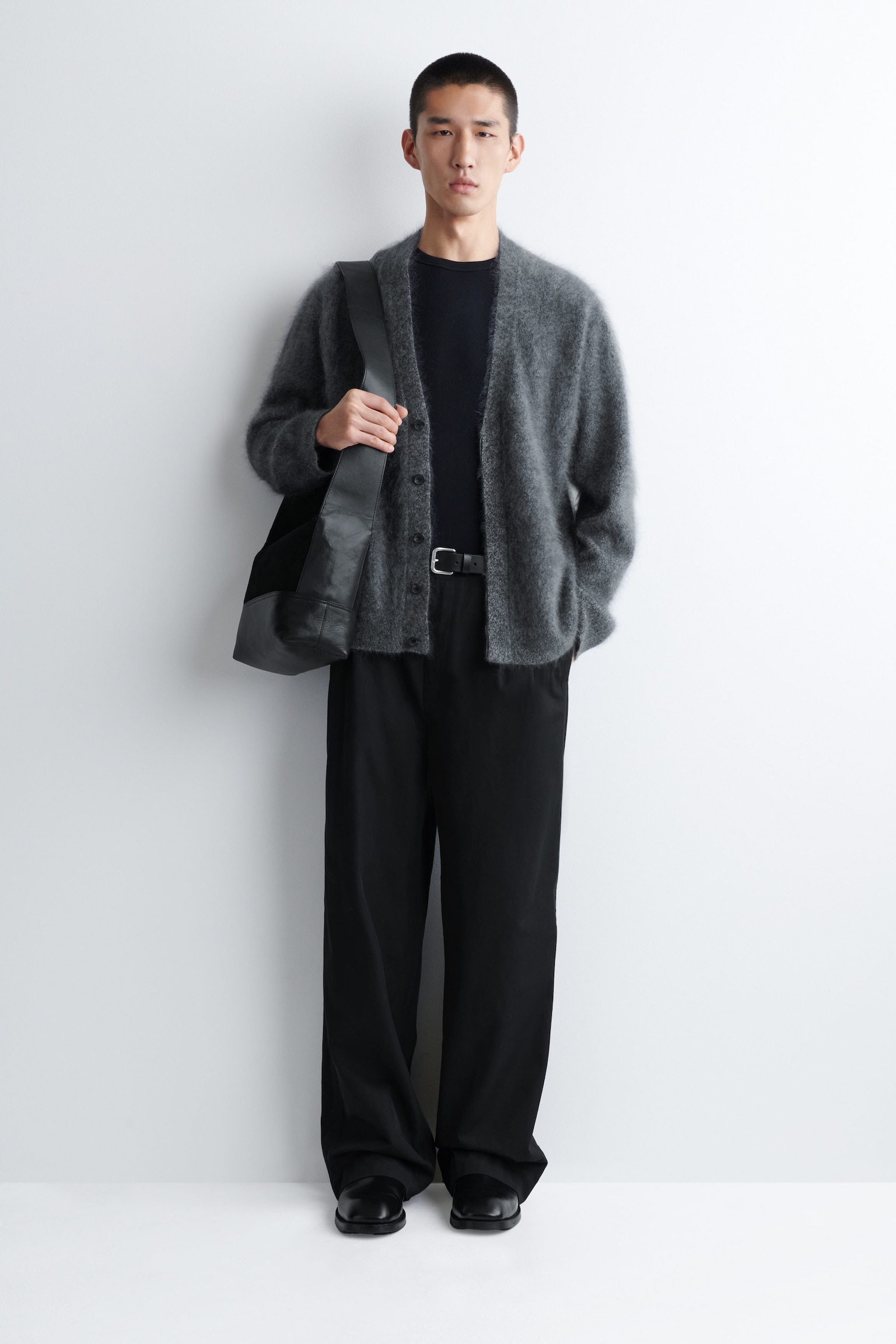 CARDIGAN À COL EN V EN CACHEMIRE BROSSÉ - GRIS FONCÉ | COS FR