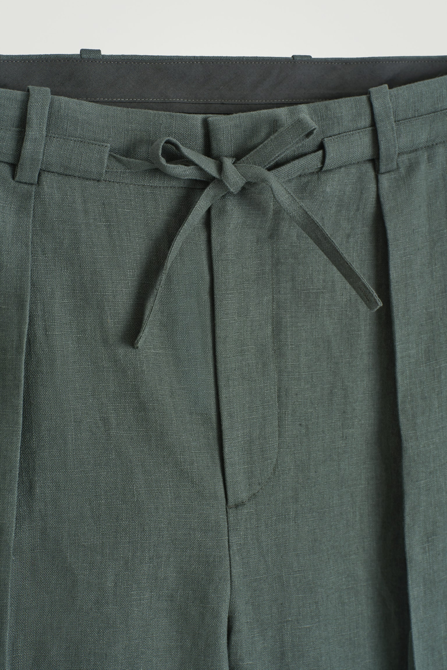 SHORTS SARTORIALI IN LINO CON COULISSE - VERDE SCURO | COS