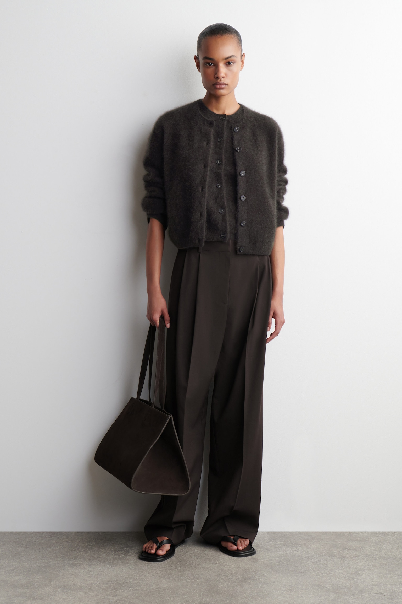 KOFTA MED RUND HALSRINGNING I BORSTAD KASHMIR - MÖRKBRUN | COS