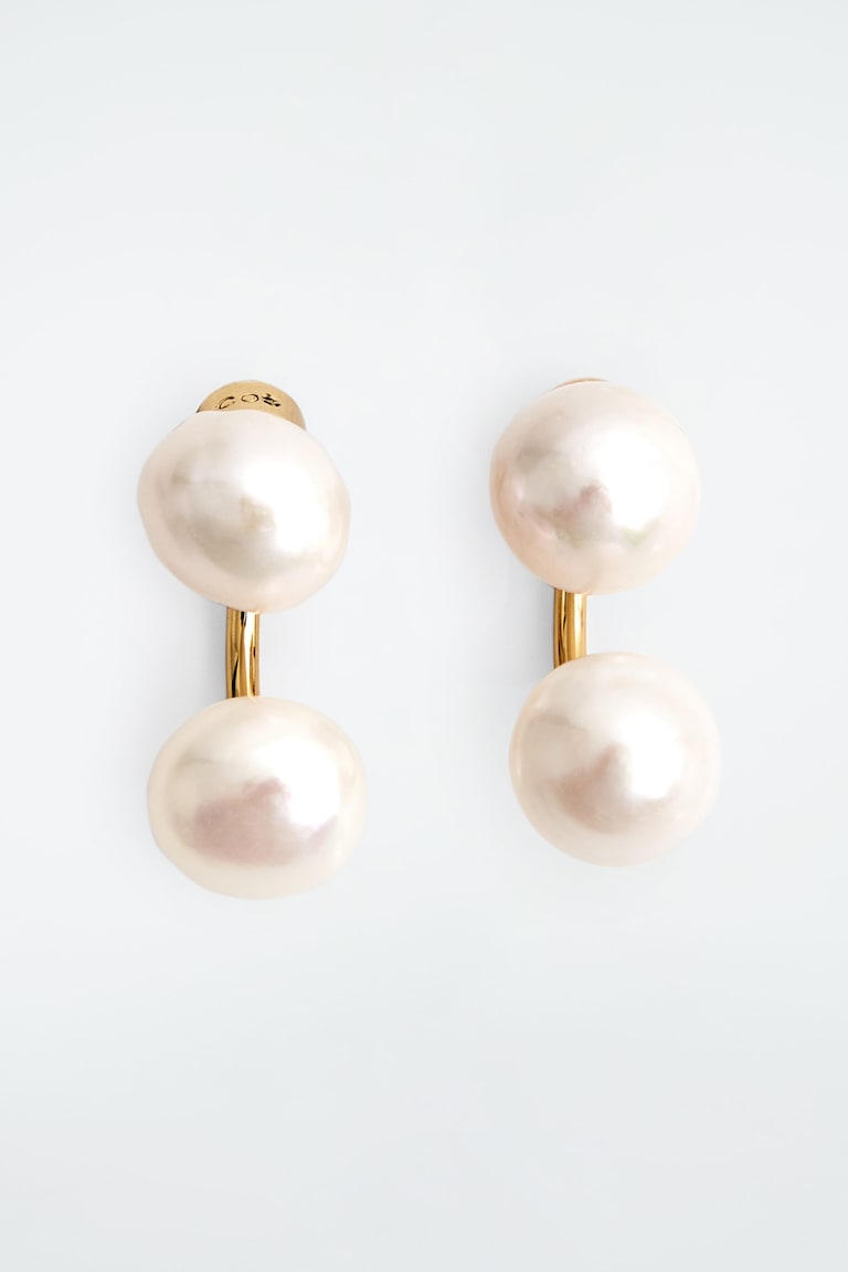 FRESHWATER PEARL DROPLET STUD EARRINGS - GOLD | COS AU