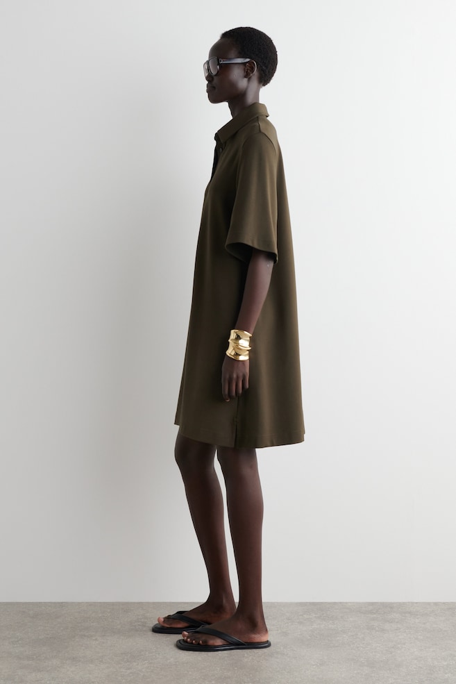 VESTIDO ELÁSTICO CON CUELLO DE POLO - CAQUI OSCURO | COS