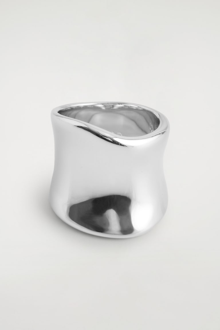 ELONGATED SCULPTED RING - SILVER | COS US