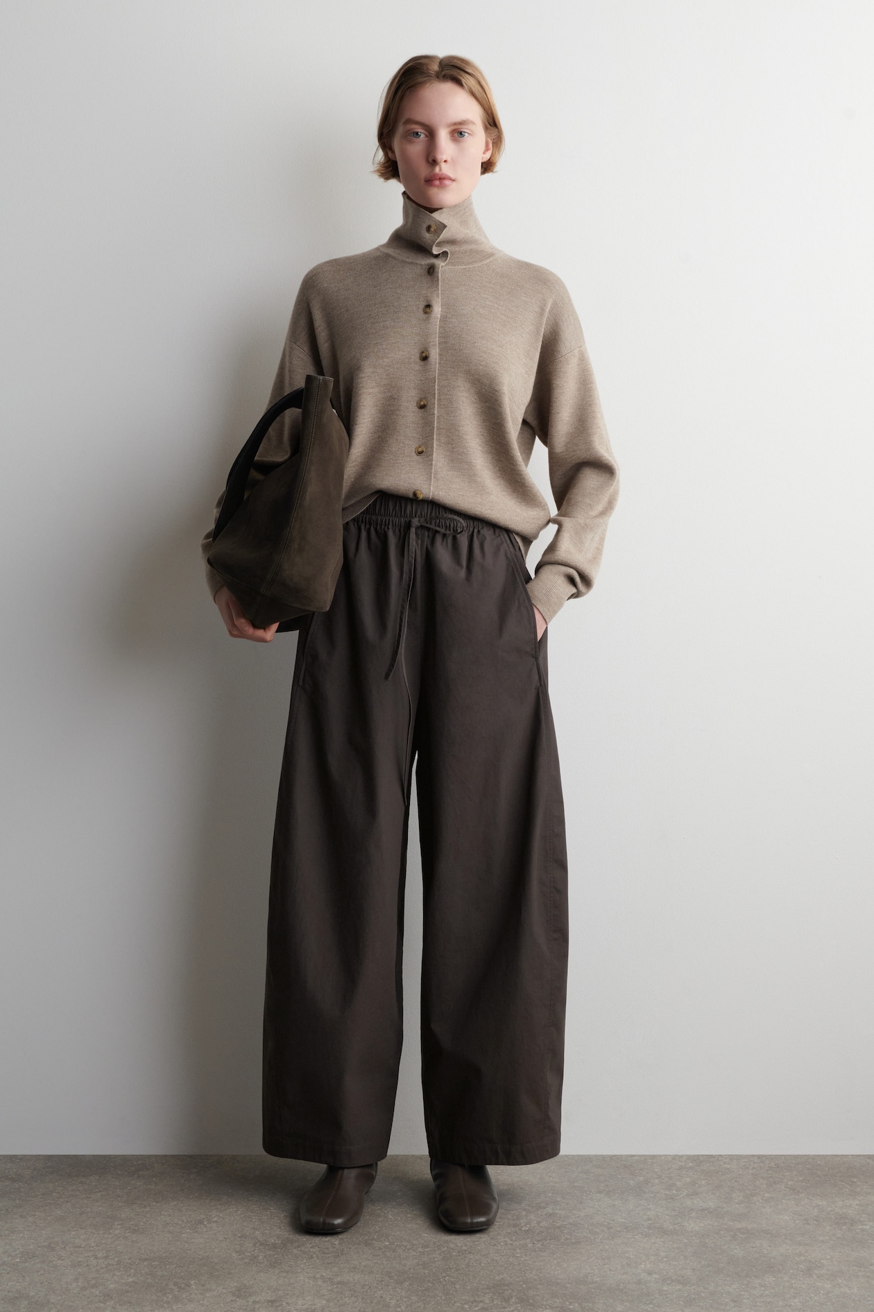 HOSE MIT BARREL-BEIN UND ELASTISCHEM BUND - DUNKELBRAUN | COS DE
