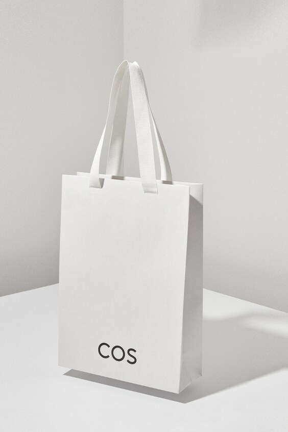 Sustainability at COS: Our packaging – BETTER LOOKS BEYOND | COS